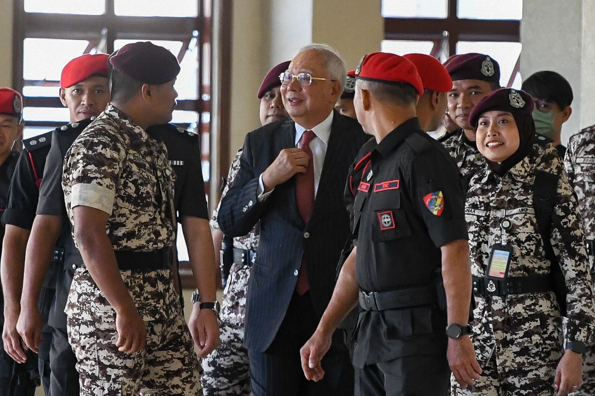 Najib's contempt bid against ex-AG to be heard on Aug 19 | KLSE Screener